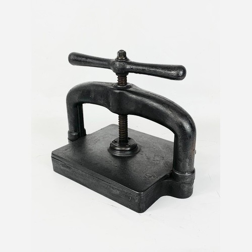 A large cast iron book press. 40x34cm