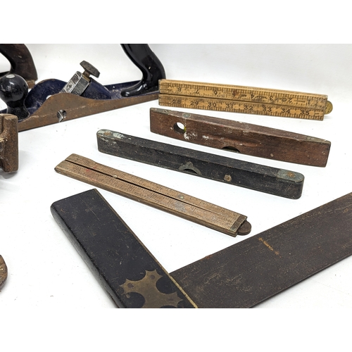 A quantity of vintage tools including a Stanley planer, vice, etc.