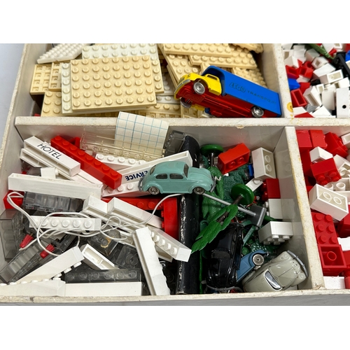 A 1960’s LEGO System 810 in original box. With board. 43x52x8cm