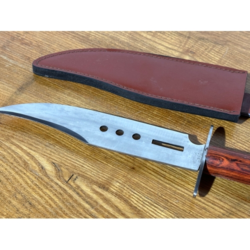 A large hunting knife. Rambo style knife. 35cm