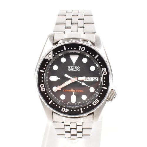 A Seiko automatic diver's 200m wrist watch. The watch having a round ...