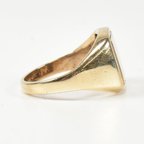 A hallmarked 9ct gold Masonic reversible swivel signet ring. The 9ct ...