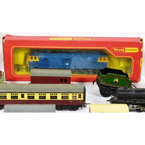 Model Railway - a collection of vintage Triang OO gauge model railway ...